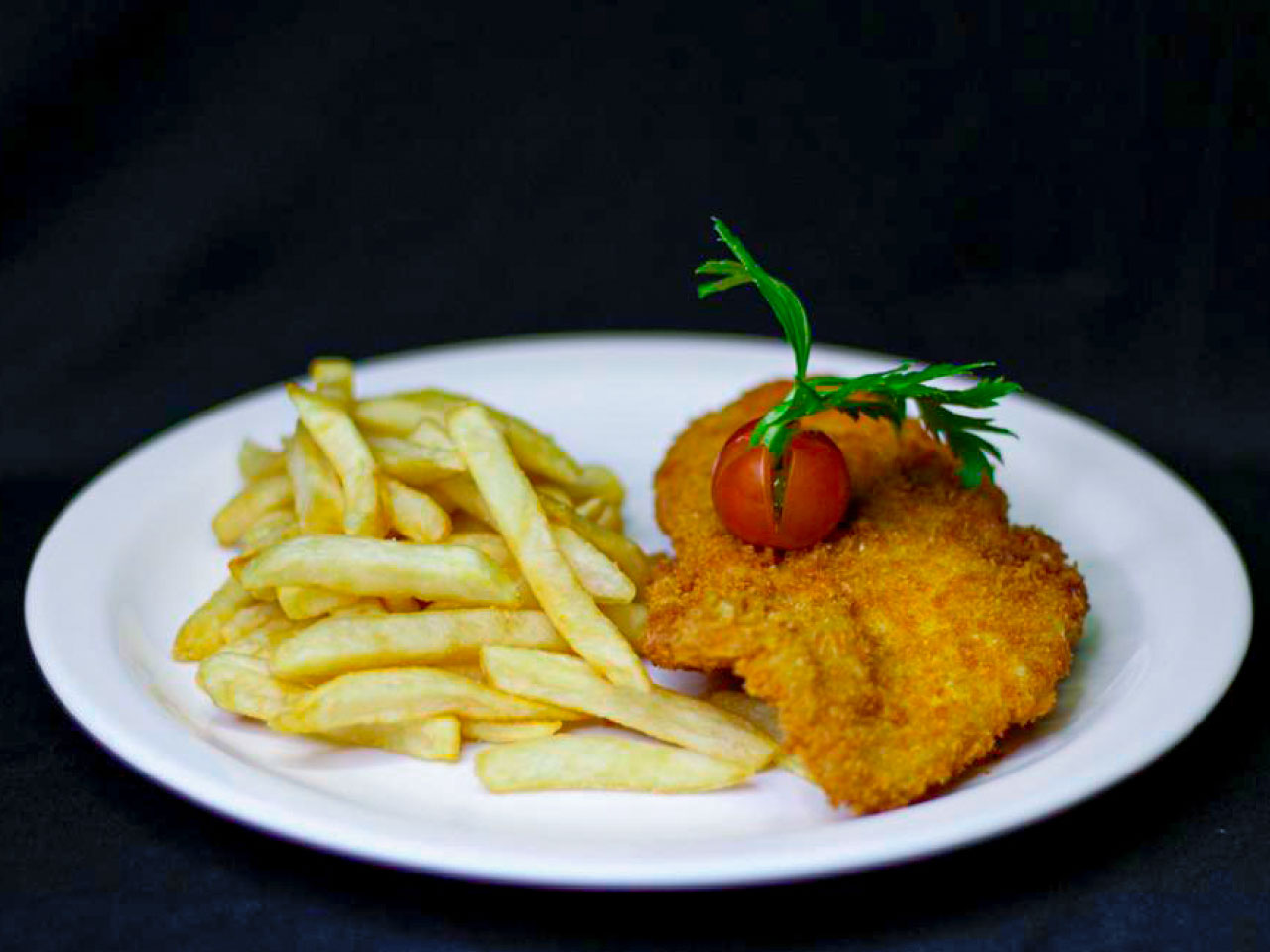 Milanesa de pollo + Papas a la francesa + Copa de helado - Hotel Almirante App