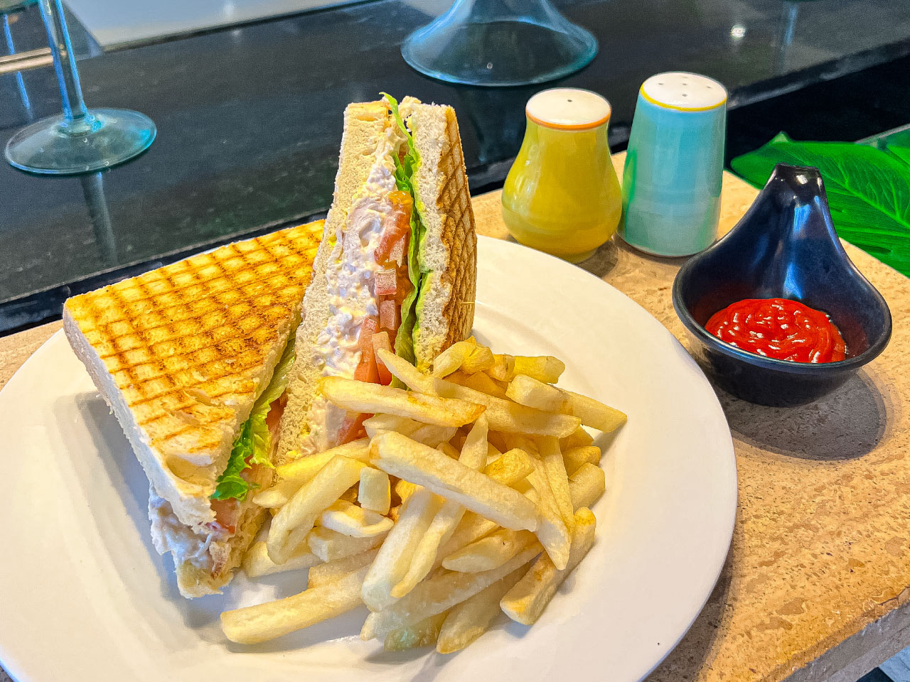 Sandwich pollo crocante con papas – Hotel Almirante App